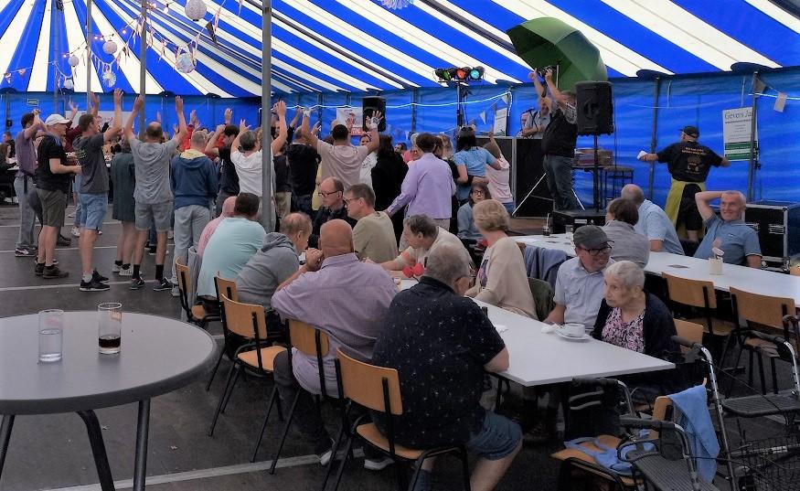 Veel zang- en danstalent op Mekanders fuif in Dessel | mekanders